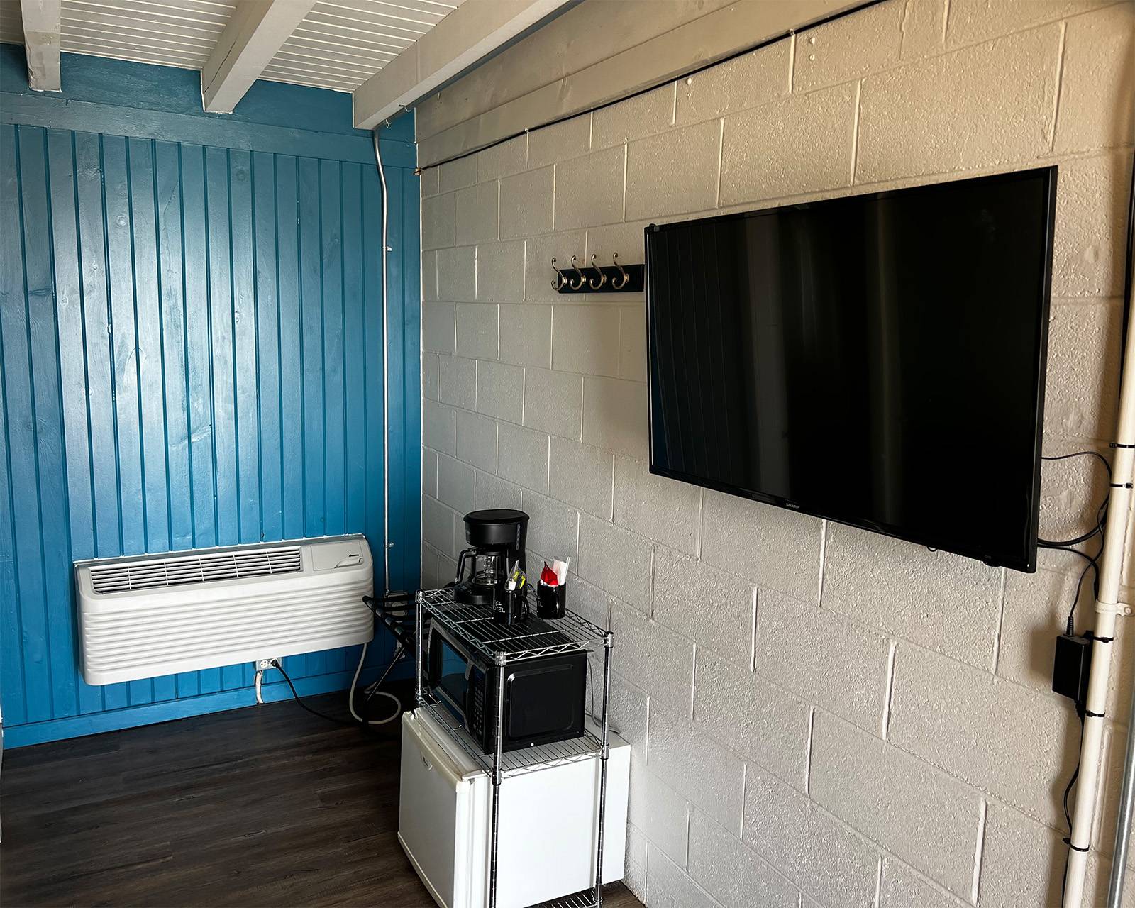 The Cedar Motel | Sandusky Bay View Waterfront Lodging