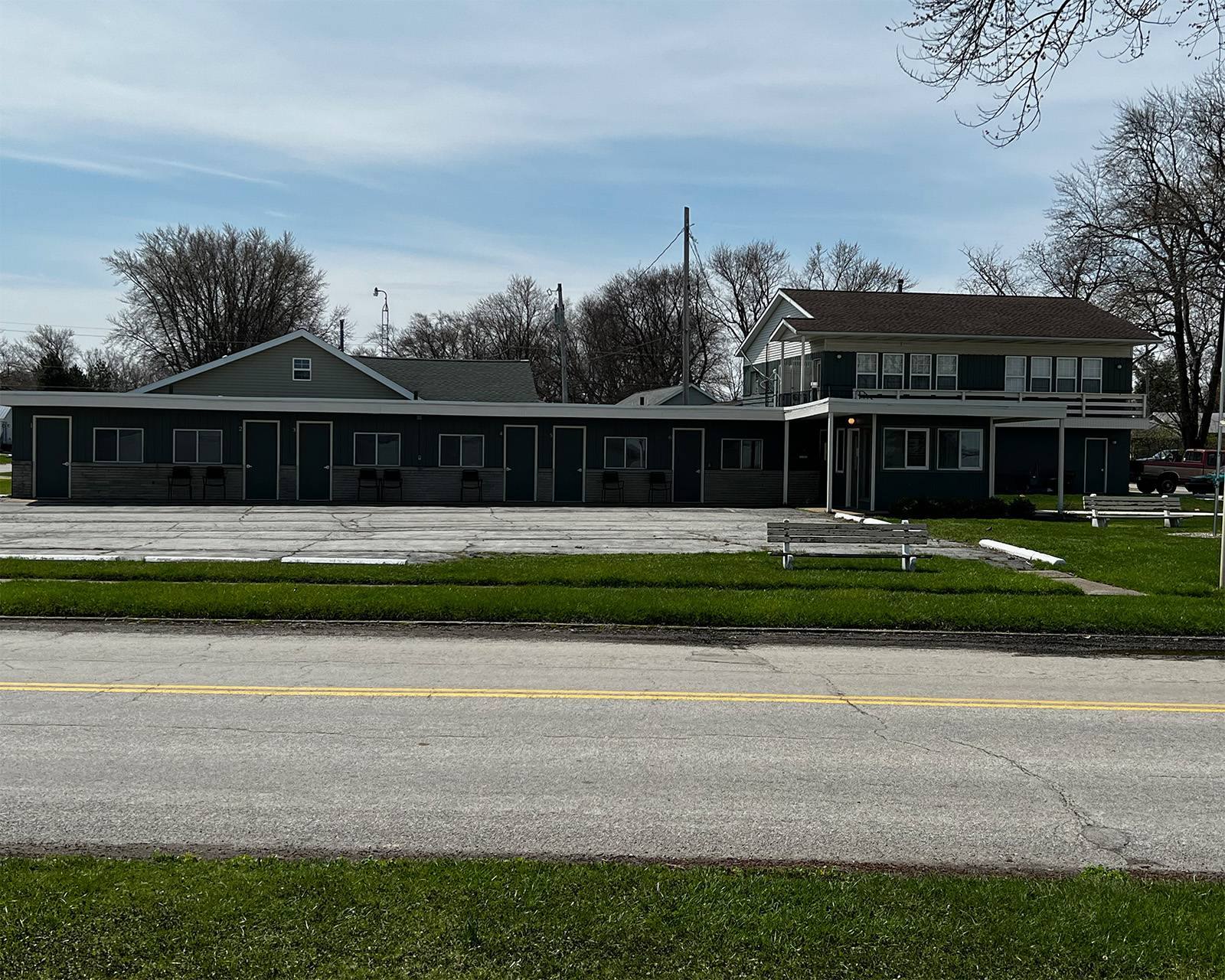 The Cedar Motel | Sandusky Bay View Waterfront Lodging